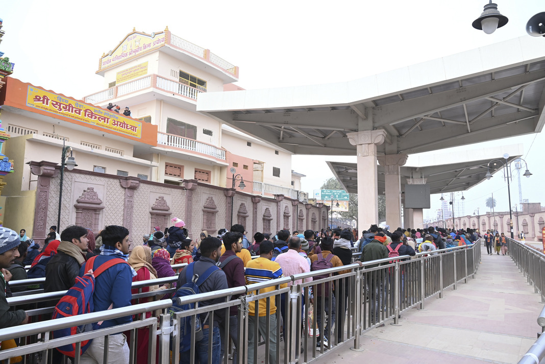 Unprecedented rush of devotees at Ayodhya, Varanasi on New Year Day ...