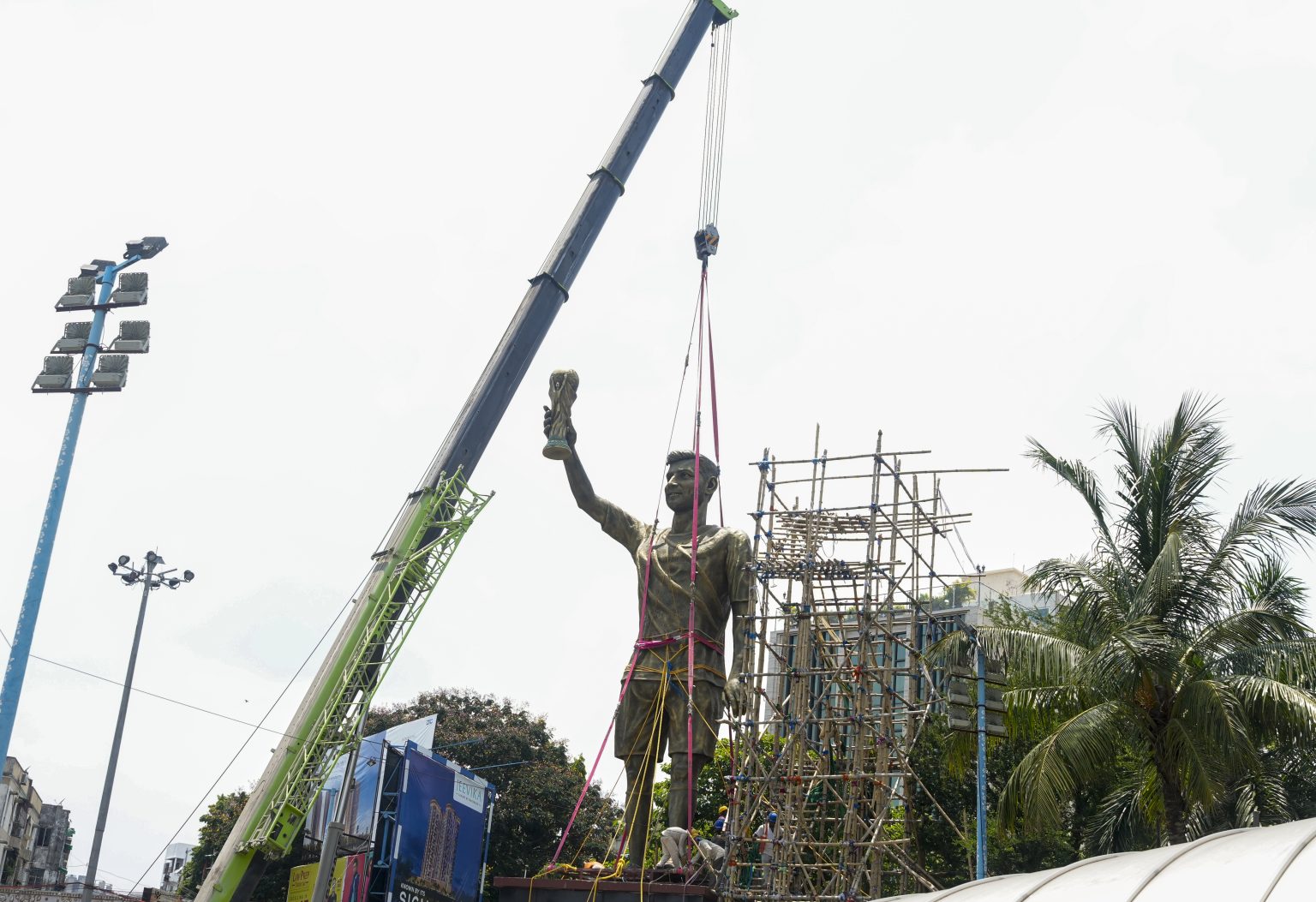 70-foot 'unstable' Messi statue removed from Kolkata Lake Town over ...